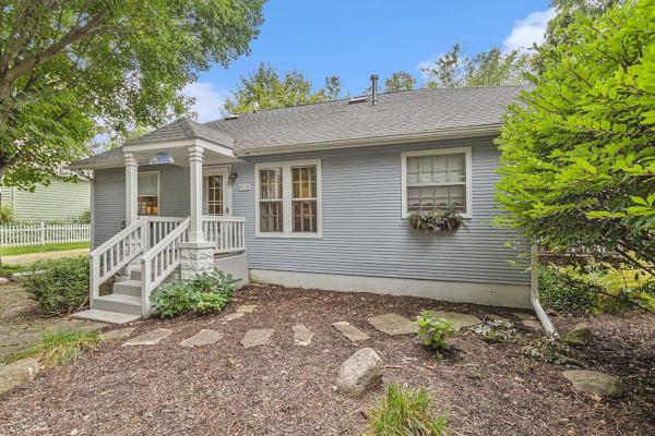 Painted Porch Cottage - New Buffalo, MI