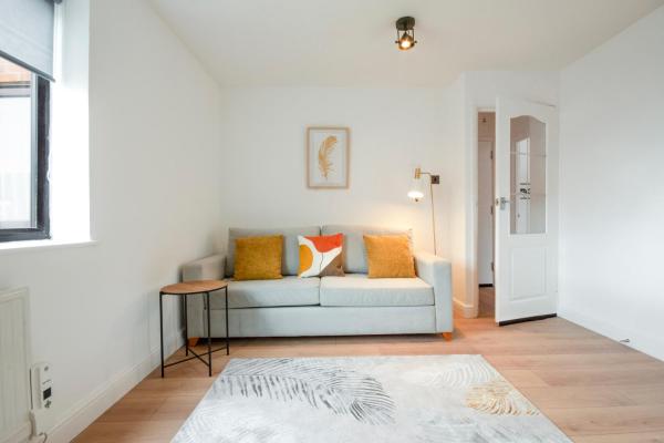 The Rushden Retreat • 1-bed Flat + Parking - Wellingborough