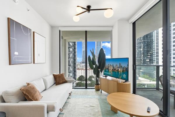 Prime Downtown Location With Rooftop Pool - Miami, FL