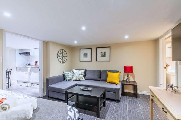 St Clair Hotel - Cozy Basement Suite With Parking - Toronto