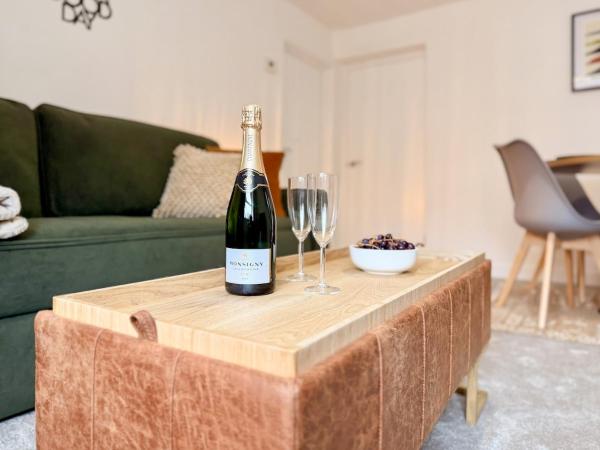 Laurel, Bright 2-bed Home, Central Aberdare - South Wales