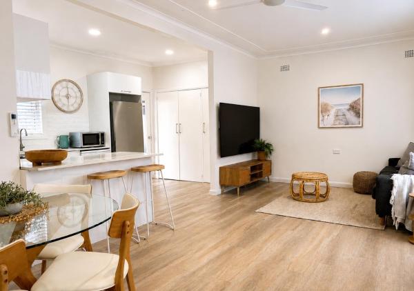 Lake Macquarie Getaway - 3br - Deck - Games Room - Belmont