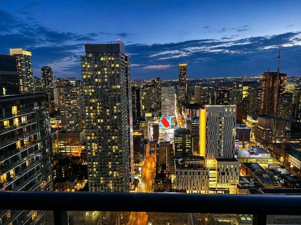 48th Floor Luxury Downtown Condo, Breathtaking Toronto Views - Victoria University