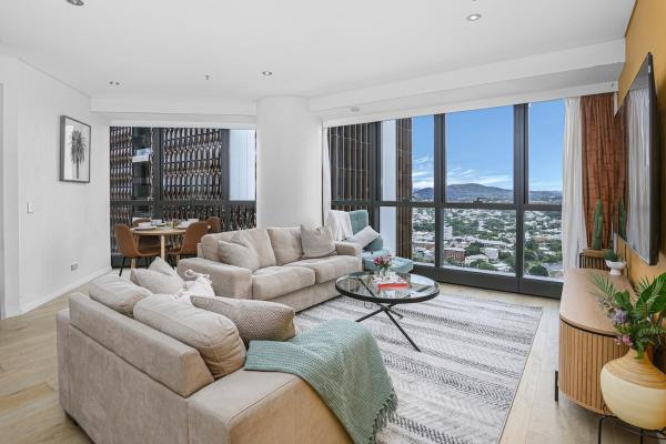 Skyline Elegance 2bdr Pool Gym Sauna Parking - South Brisbane Station