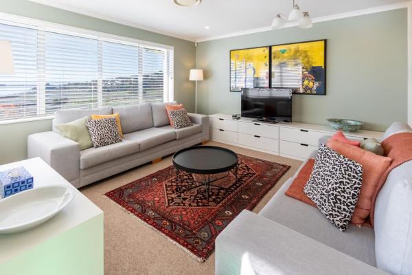 Coastal Retreat Family Home - Sea Views & Parking - Governors Bay