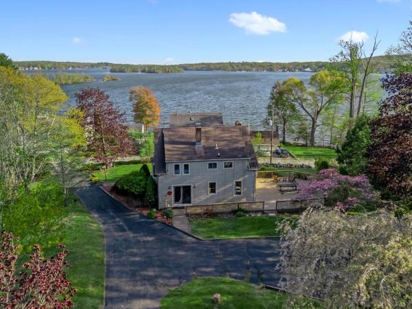 Grammy's Famous Lake House Retreat - Middletown, CT