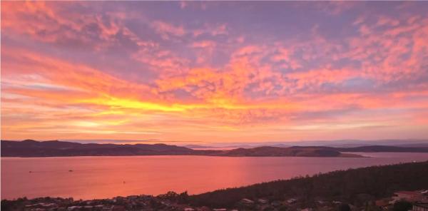 Sandy Bay Sunrise Panorama House - Tasmania