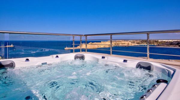 Valletta Luxury 4-bedroom Duplex With Stunning Sea Views Private Terrace And Jacuzzi - Valletta, Malta