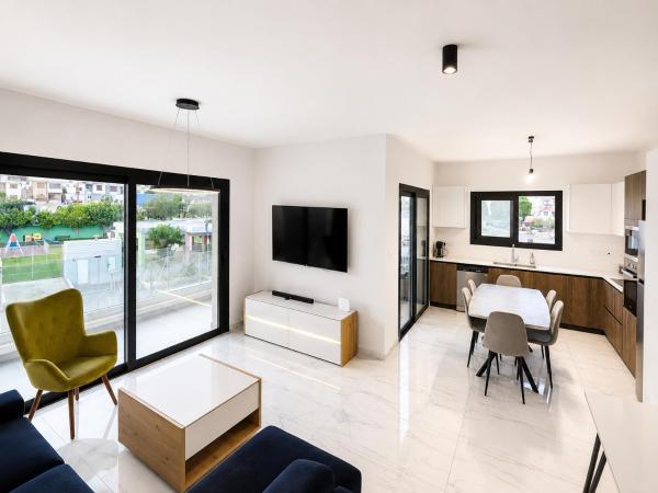 Yellow Urban Stay - Modern 2br Apartment With Private Parking - Limassol
