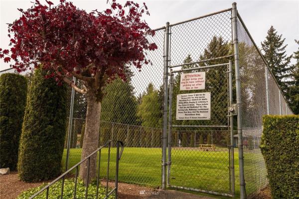Green & Quiet 3-br With Basketball Court And Pool - Federal Way, WA