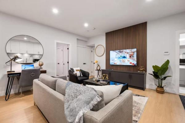 The North Shore Luxe Suite - Burnaby