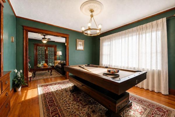 Charming 3br Boston Stay Garage Ev, Pool Table - Brandeis University, Waltham