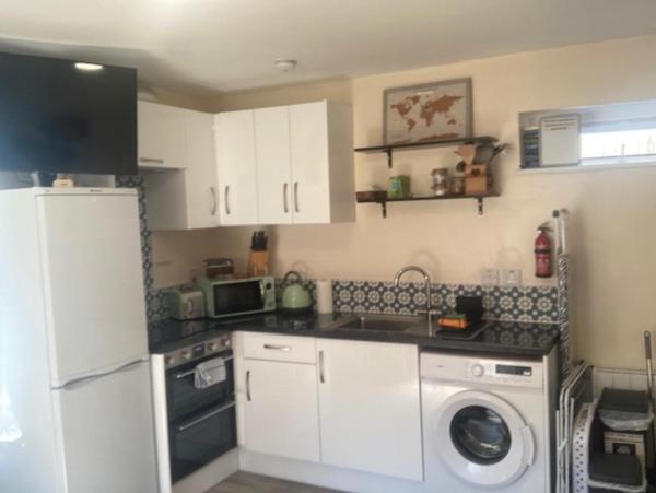 Meadowview Apt B -2 Mins Walk Carrigaline Town -Sleeps 4 - 2 Adults And 2 Kids - Cork