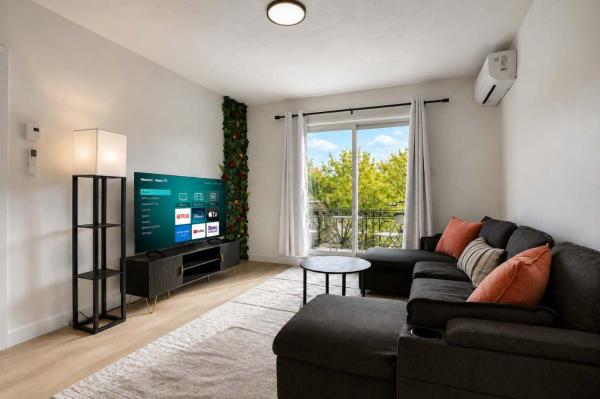 Boho Chic, 3 Bedrooms, Parking, Ac, Unit 8 - Levis