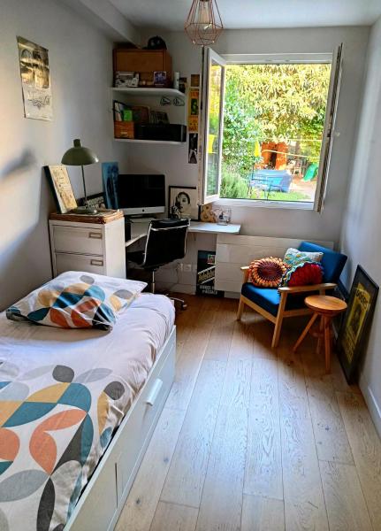 Chambre Et Salle De Bain Privées Avec Vue Sur Jardin Dans Maison Familiale - Ivry-sur-Seine