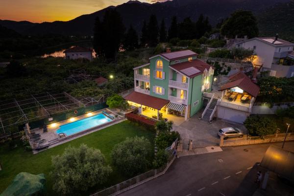 Villa With With 5 Apartments In Peracko Blato - Kroatië