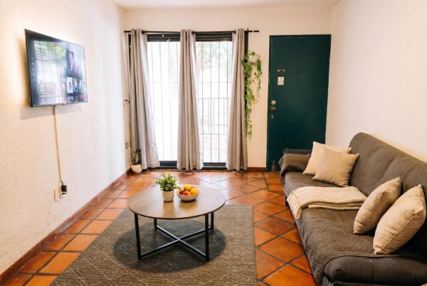 Cuatro Baños Y Medio, Patio Propio, Para 11 - 과달라하라