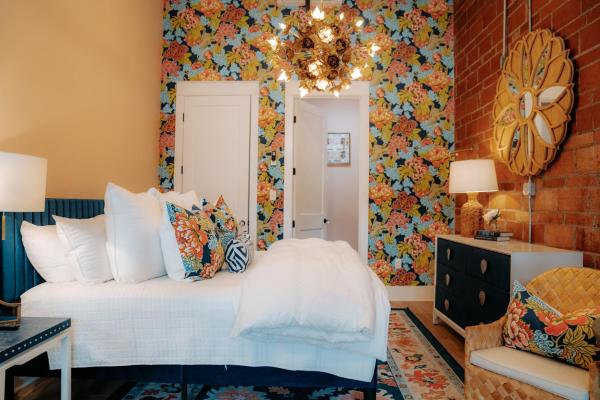 The Pink Room Luxury Boutique Escape One Mile To The Beach Near Cruise Ports - Texas City, TX