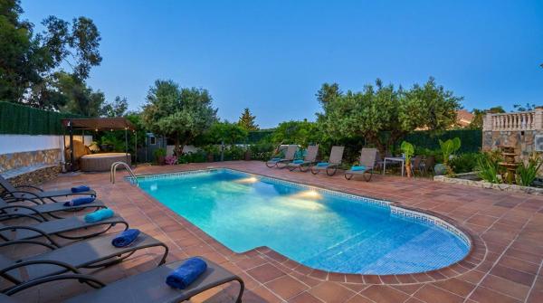Villa Luna Sitges 15 Minutes Drive From Sitges Swimming Pool Xxl 16 People High Comodity For Big Groups - Costa Daurada