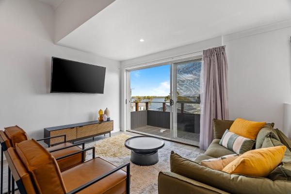 Lakeside 2-bed Retreat With Sunny Balcony - Budgewoi