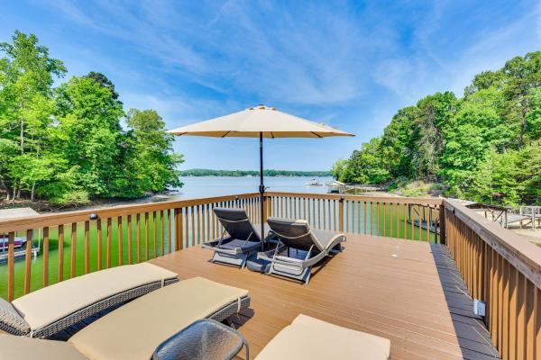 Hot Tub, Dock, Game Room! Stunning Lake Wylie Home - Lake Wylie, SC