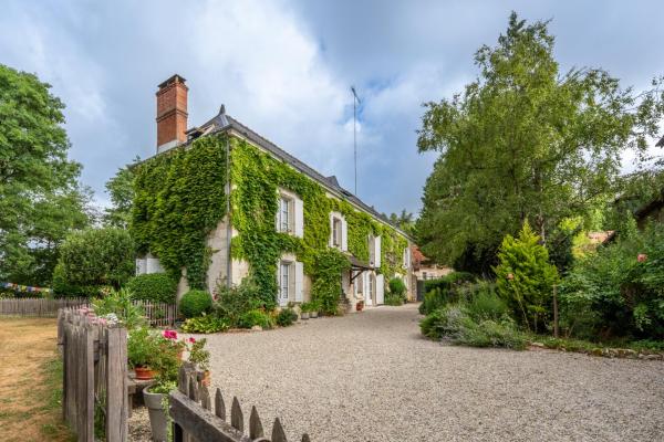Moulin De La Follaine Gîte Le Logis Du Meunier Et Chambres D'hôtes - Loches