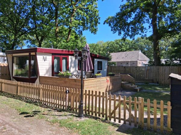 Chalet Vuurvos - Sfeervol Chalet Met Omheinde Tuin, Midden In De Bossen Van Drenthe - Assen