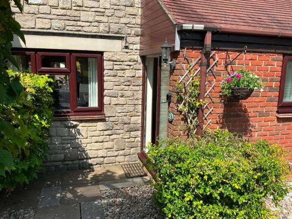 3 Bed House In Winterbourne Abbas - Dorset