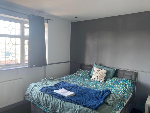 King Size Room In Home For Couple Or Females - Brentwood
