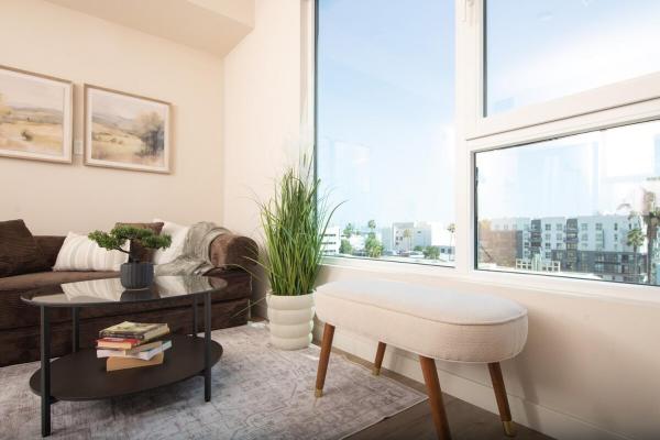 Hollywood Prime Location Apartment - Free Parking - Burbank, CA
