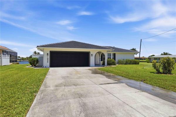 Waterfront Beauty In Overbrook Gardens - Englewood, FL