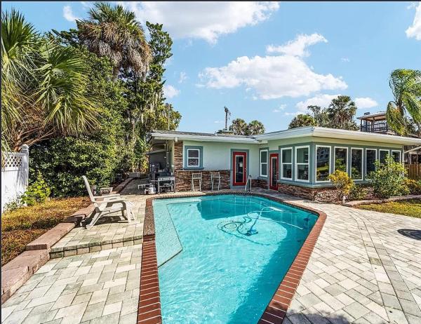 Spacious Waterfront Getaway With Heated Pool - Crystal River, FL