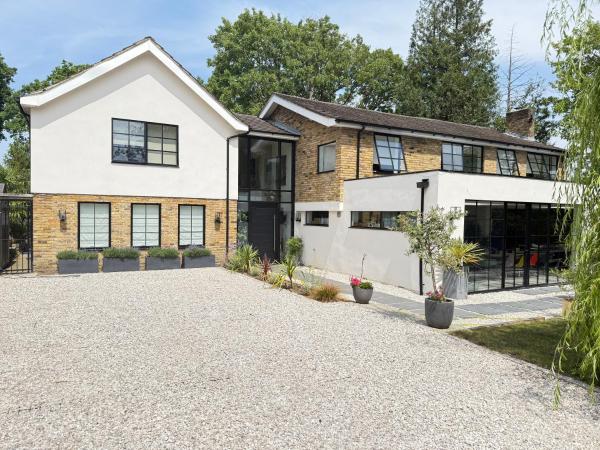 Lovely Large Modern Home In Private Wooded Estate - Londra