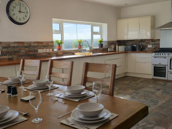 Large Coastal Home In The Countryside Of Amlwch - Pass The Keys - 앵글시