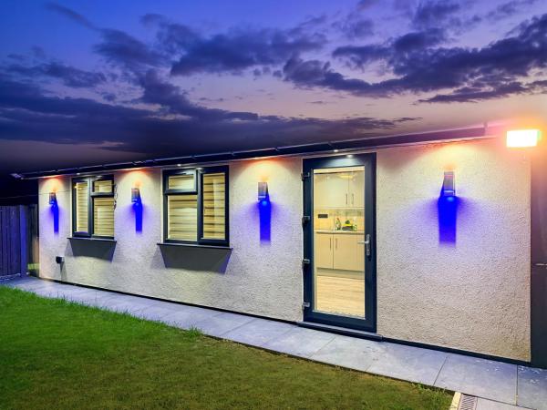 Modern Exclusive Annexe Rain Shower Near Heathrow - Watford