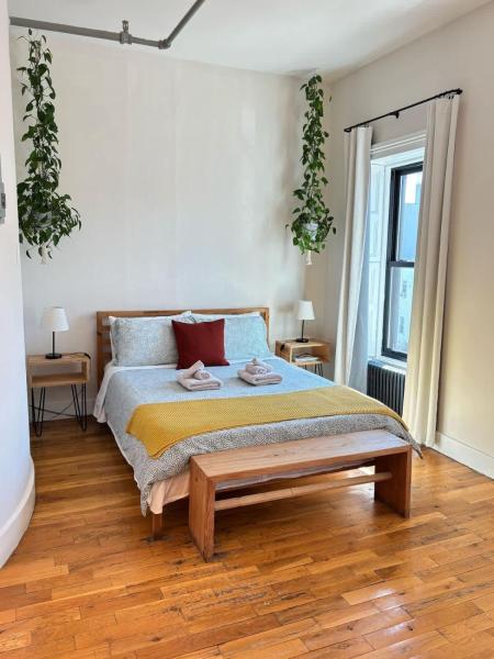 Brooklyn Sun Kissed Studio Apartment - Manhattan, NY
