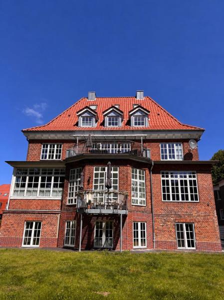 Wohnung In Historischer Villa Im Zentum Neumünsters - Neumünster