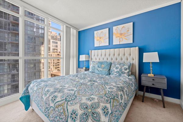 City And Lake View 1 Bedroom & Den Condo Iceboat Terrace Downtown Toronto - Toronto