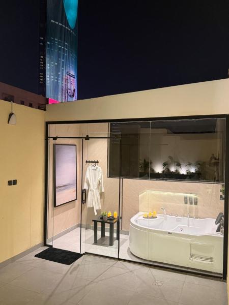 Luxury Apt With A Jacuzzi ,Patio, And Kingdom Tower View - Riyadh