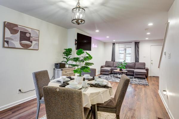 Groups & Pets Welcome! Spacious Philly Rowhouse - Chestnut Hill, PA