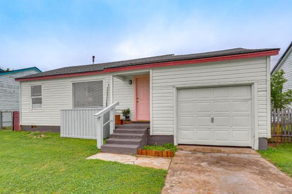 Fenced Yard! Quiet Home, 3 Mi To Fort Sill - Lawton, OK