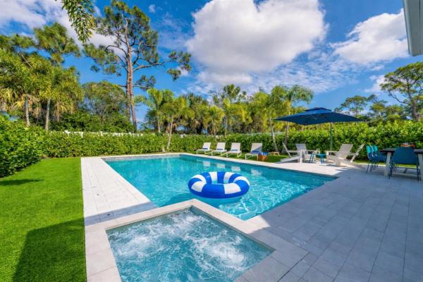 Jupiter Palms Oasis Luxe Poolspa Table Tennis! - Jupiter, FL
