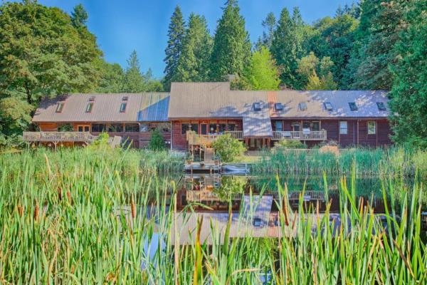 Gig Harbor Log Estate W/ Classic Cars & Game Room! - Tacoma, WA