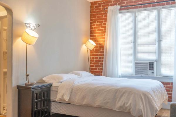 Furnished Studio In Silver Lake With Parking - Hollywood, CA