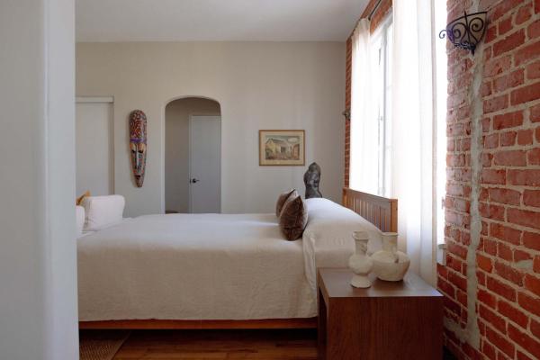 Rustic Studio In Los Feliz - Fully Furnished - Hollywood, CA