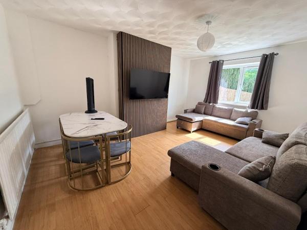 Iconic Space - Semi Detached Wpool Table & Garden - Cardiff