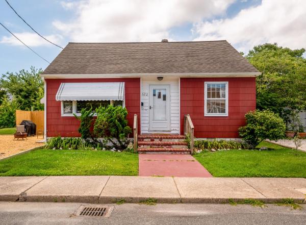 Little Red Cottage - Chincoteague, VA
