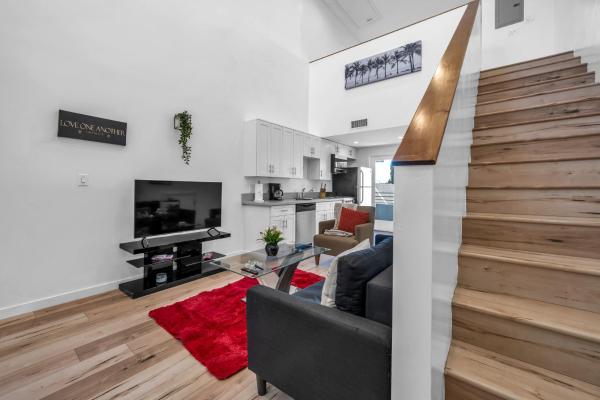Loft Style One Bedroom With Hollywood Sighn Viwe - Hollywood, CA
