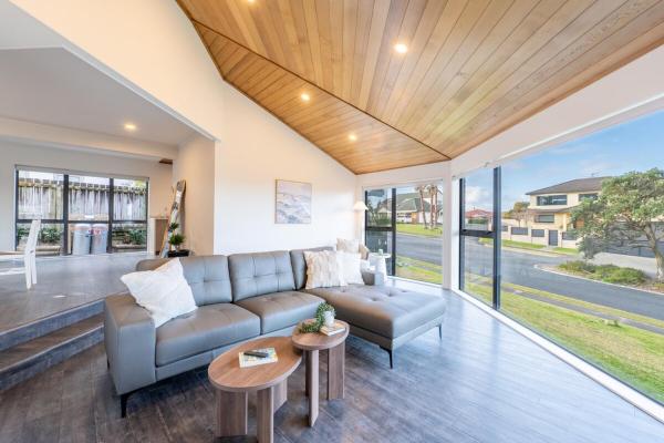 Spacious Seaview 3-bedroom Home In Orewa - Puhoi