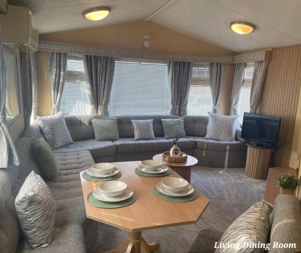 Meadow Lakes 64, 2 Double Bedrooms, Tvs In Each Room, Pet Friendly , Wifi & Bed Linen - Golden Palm Resort - Meadow Lakes Caravan & Lodge Hire - Anderby Creek